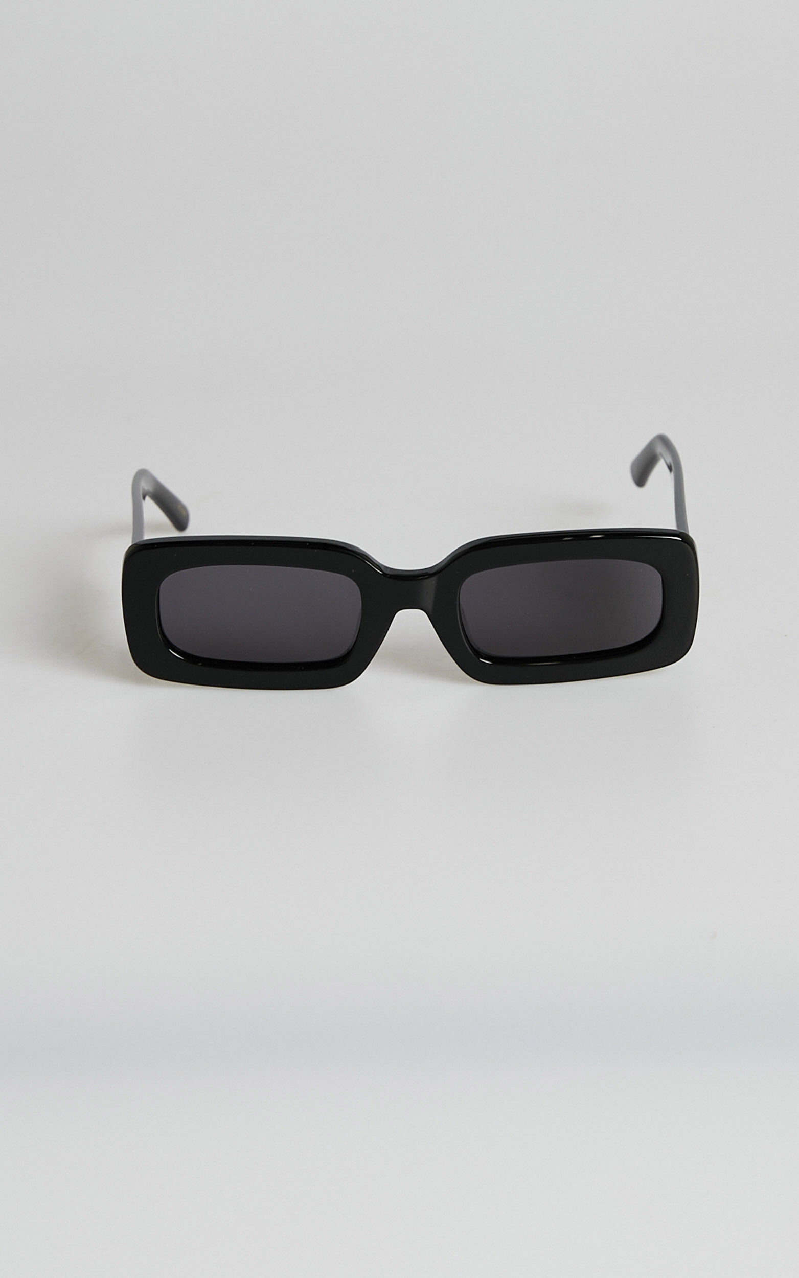 Banbe Eyewear The Seymour Sunglasses In Black Midnight Fade Showpo Usa