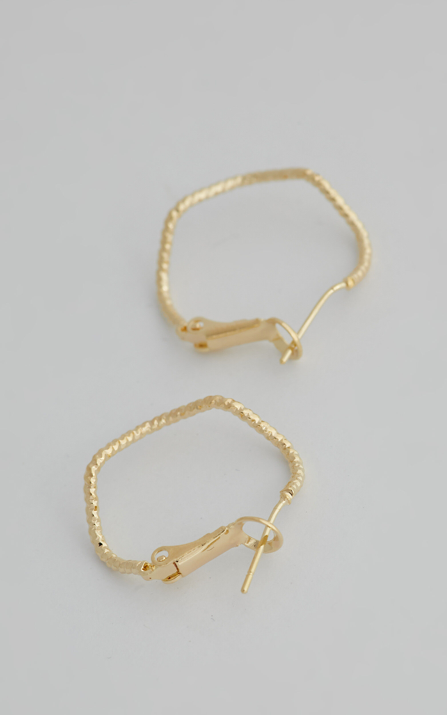 Reliquia fine swirl earrings store